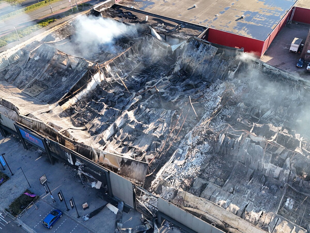 Enorme schade op meubelboulevard in Waalwijk, brand zo goed als uit ...