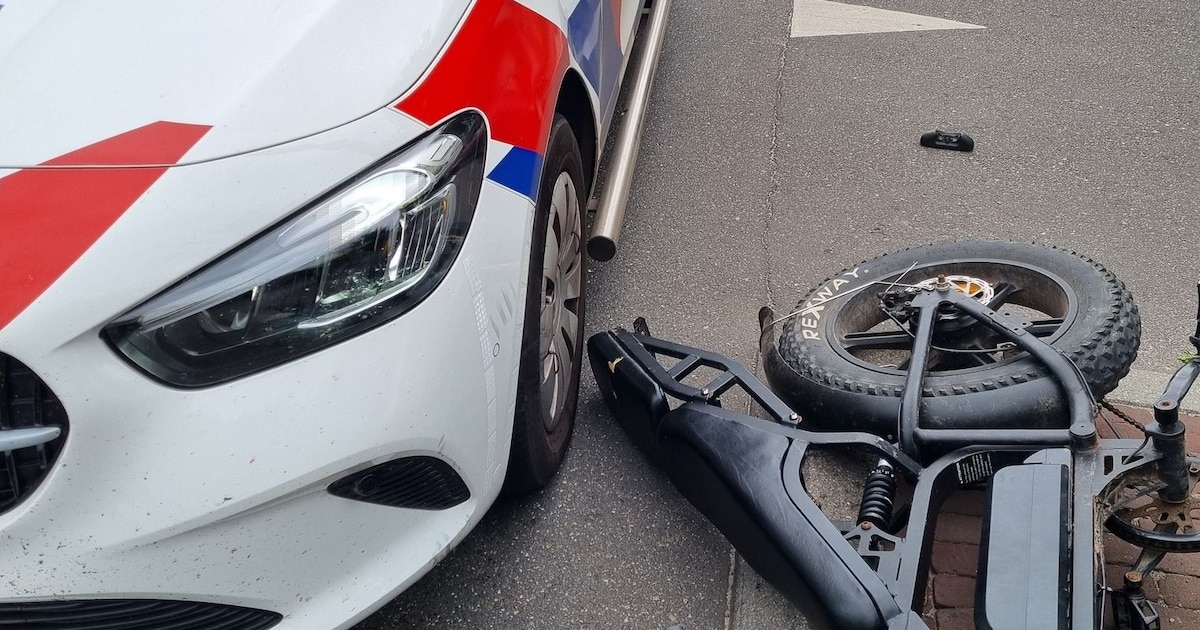 Man (27) vergeet voorrang te verlenen en botst met opgevoerde fatbike tegen politieauto aan ...