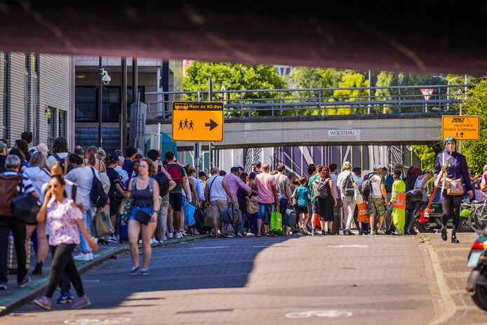 Het pleintje was zo vol dat er geen rij te zien was | Home ...