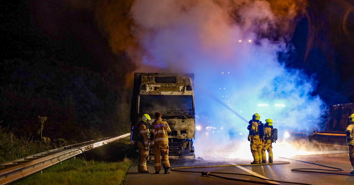 Vrachtwagen volledig verwoest door brand, snelweg dicht | Arnhem | De ...