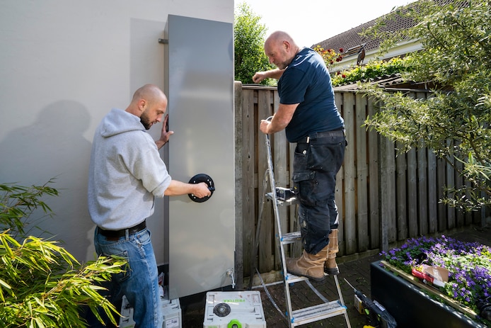 Aannemer Leo ontwierp een eigen regenton en dat is nu een groot succes ...