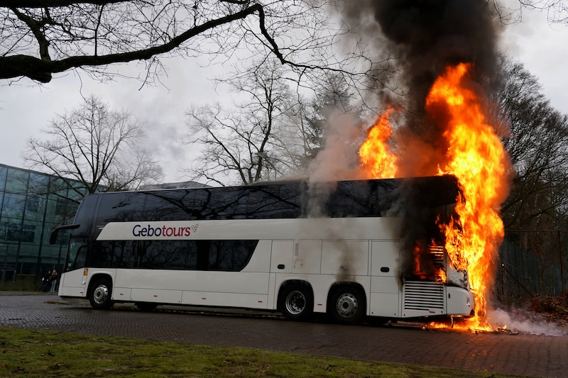 Kinderen ontsnappen nét op tijd uit brandende bus naar Toverland ...