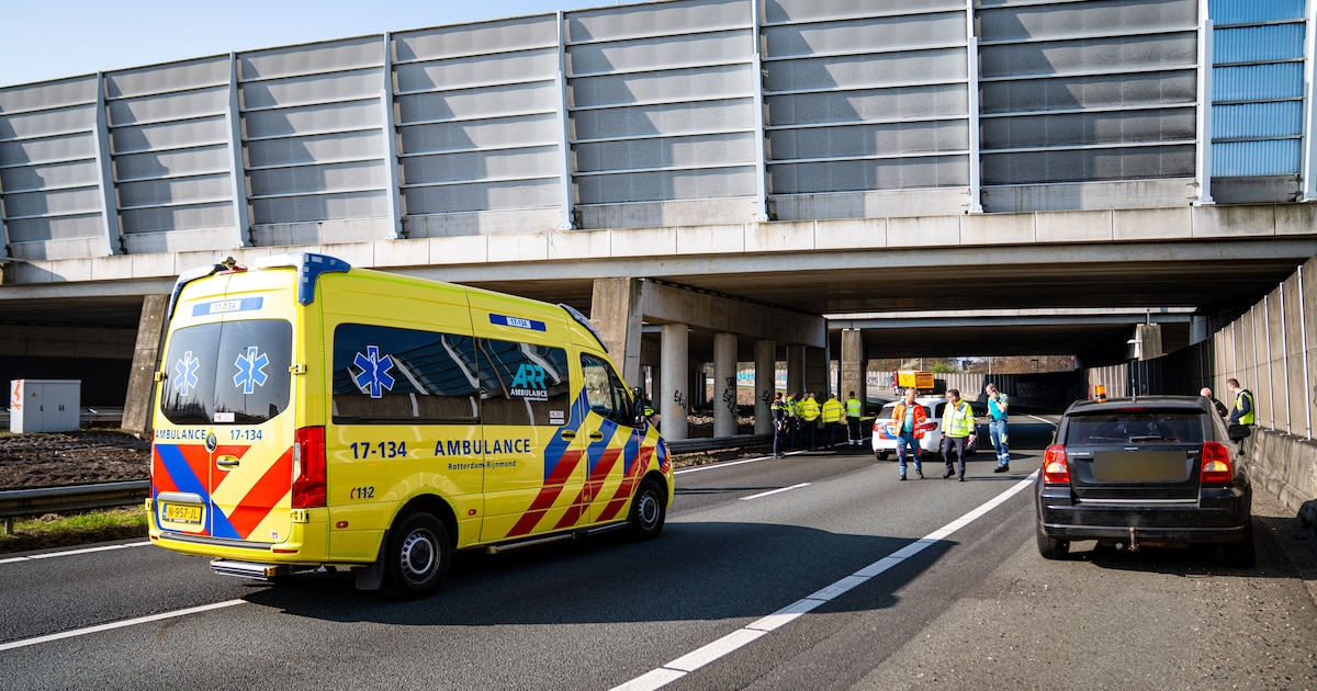 Twee doden na aanrijding tussen vrachtwagen en motor op A20, weg dicht ...