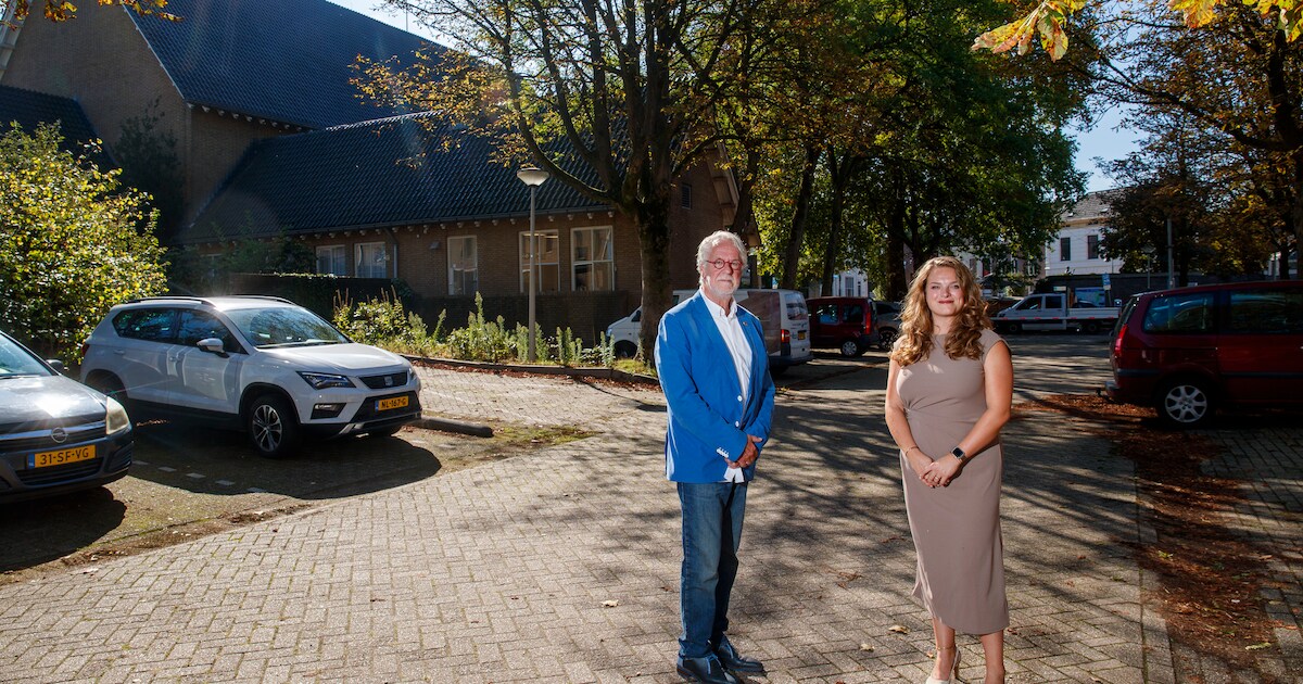 Van kale parkeerplaats achter Visum Mundi naar openbare stadstuin met ...