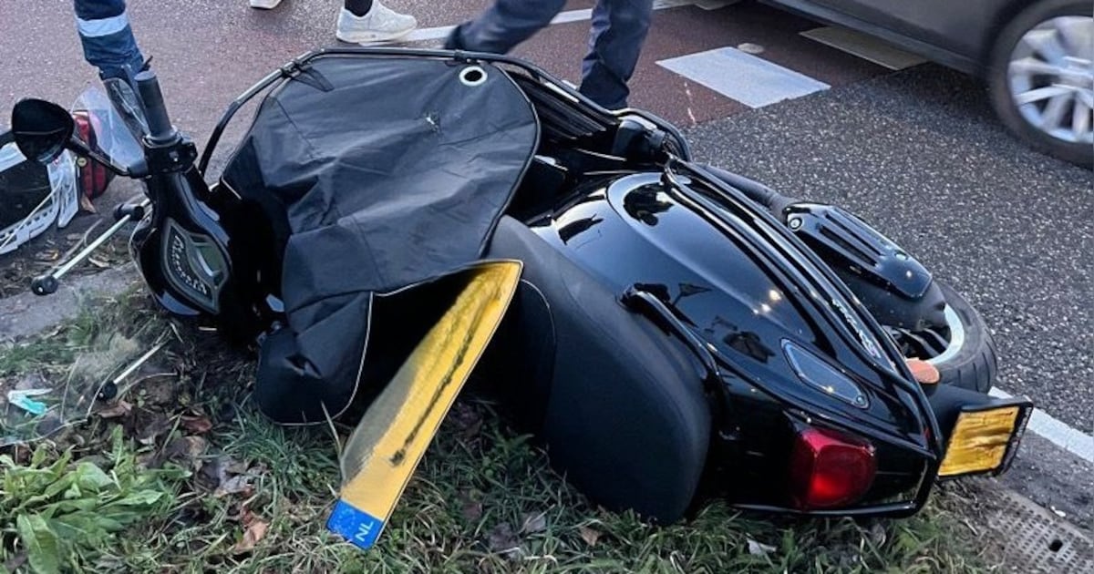 Meiden crashen op beruchte rotonde: ‘Ik stond te trillen op mijn benen ...