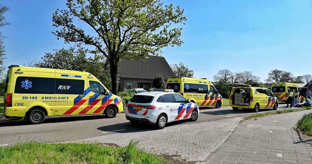 Vier gewonden bij frontale botsing tussen wielrenners en scooterrijder | Brabant | De ...