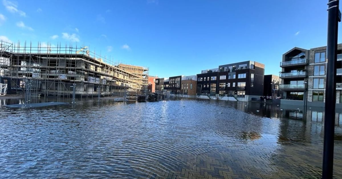 Binnenplaats van gloednieuwe Doetinchemse nieuwbouwwijk onder water ...