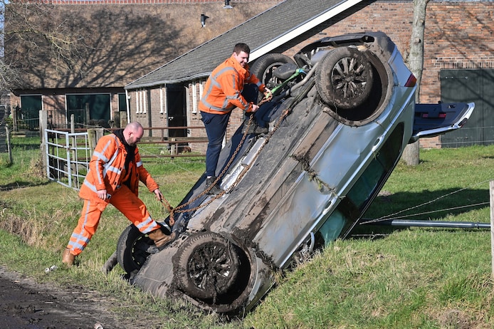 Auto komt op zijn kop in greppel terecht in Breda, bestuurder is ...