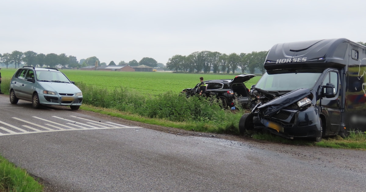 Een gewonde na botsing tussen paardenwagen en automobilist in Oploo ...