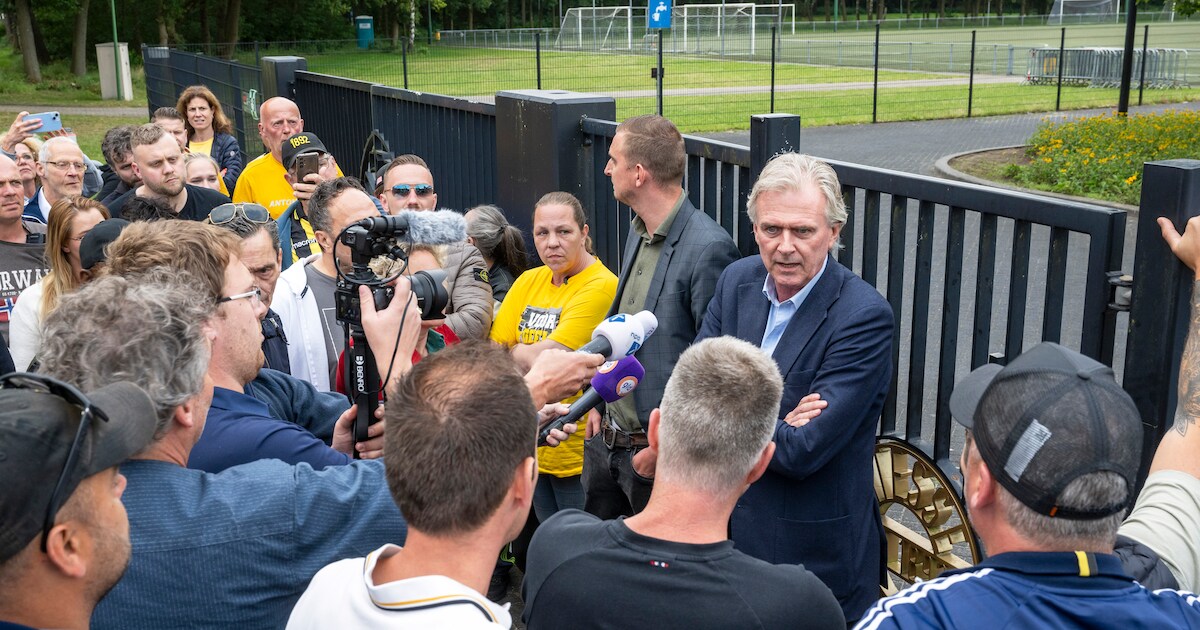 Vitesse en Guus Franke komen met dringende oproep: ‘Doe zo snel ...