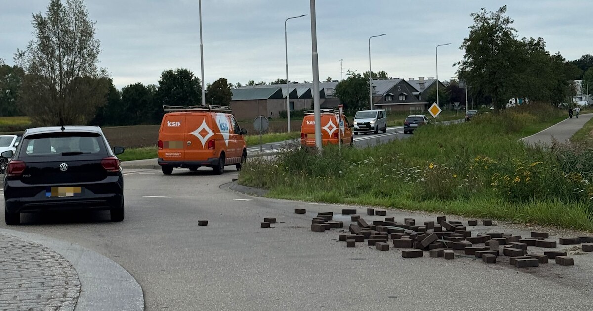 Stapel stenen op rotonde in Gemert zorgt voor opstopping | Regio | De ...