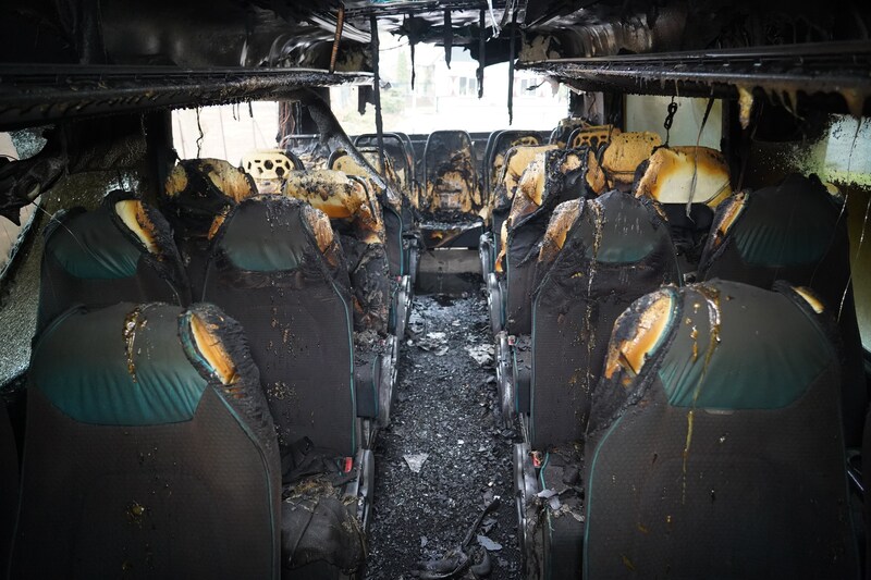 Kinderen ontsnappen nét op tijd uit brandende bus naar Toverland ...