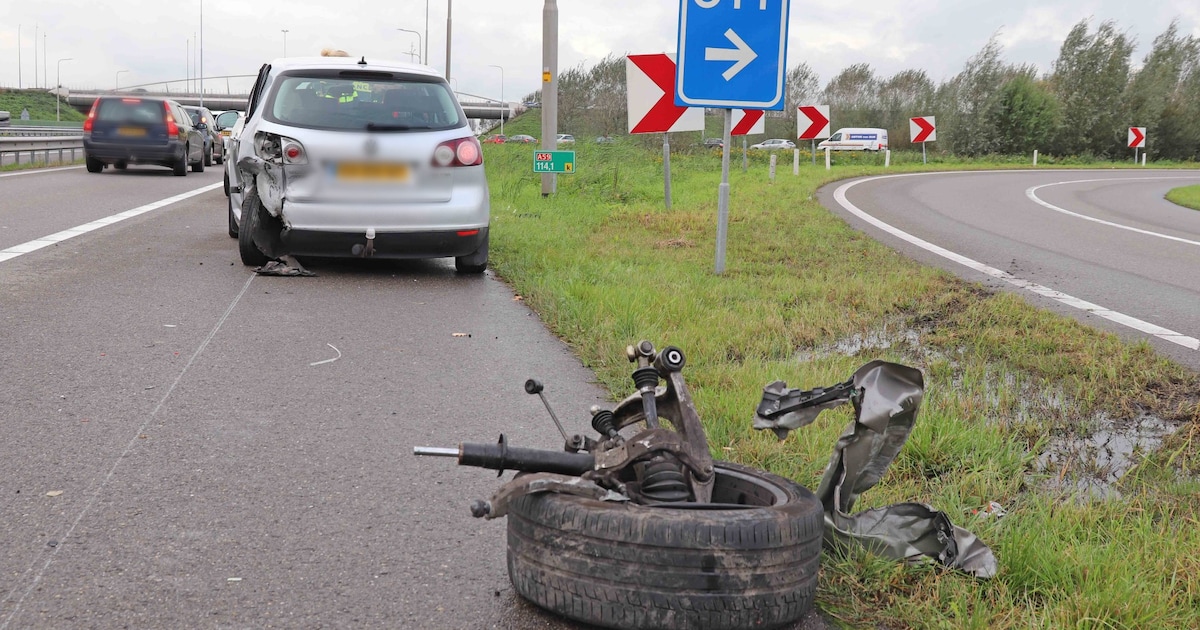 Autowiel en volledige ophanging breken los door botsing op A59 bij ...