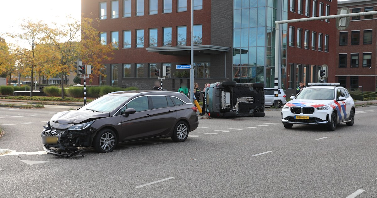 Auto op zijn kant na botsing in Ede | Regio | De Gelderlander.nl