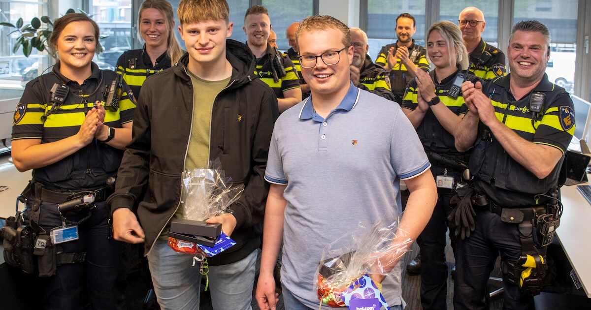 Lauris (16) en Tim (18) pakken op hun klompen een overvaller en ...