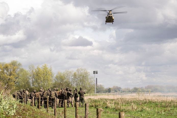 Niet schrikken als er een heli achter de bomen opduikt | Nijmegen ...