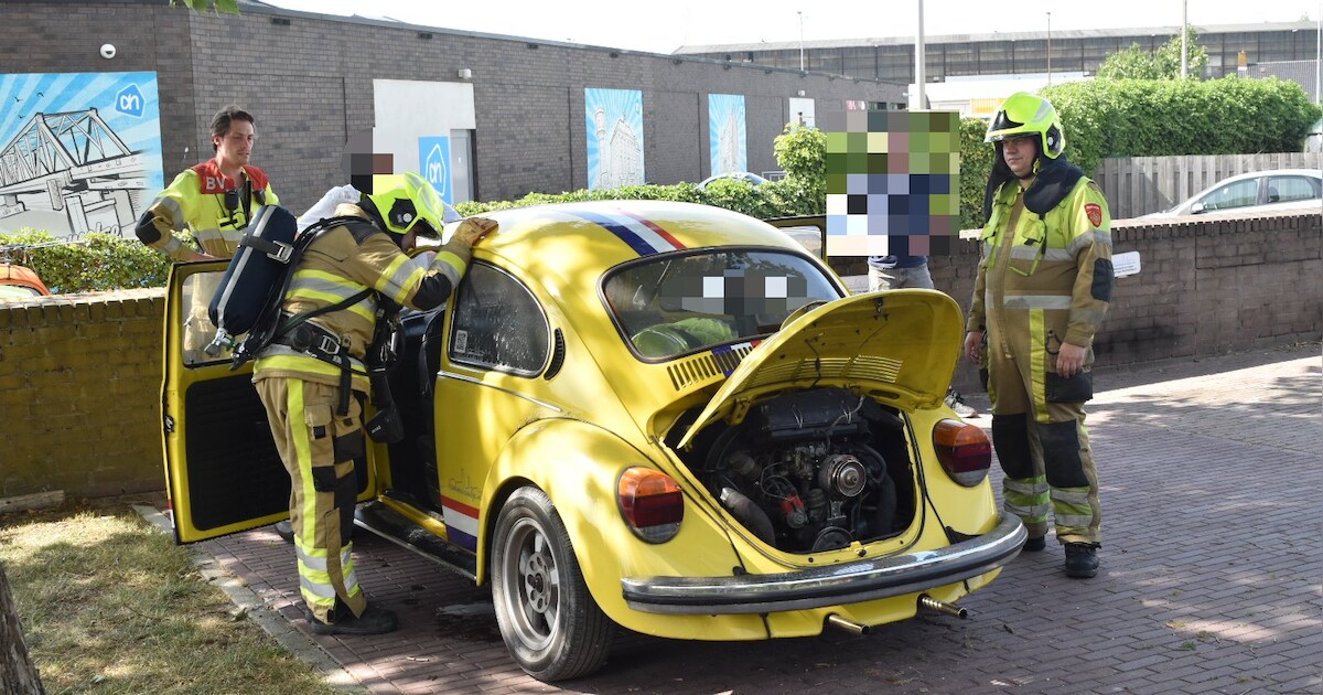 Oude Volkswagen Kever vat vlam op parkeerplaats in Zaltbommel ...