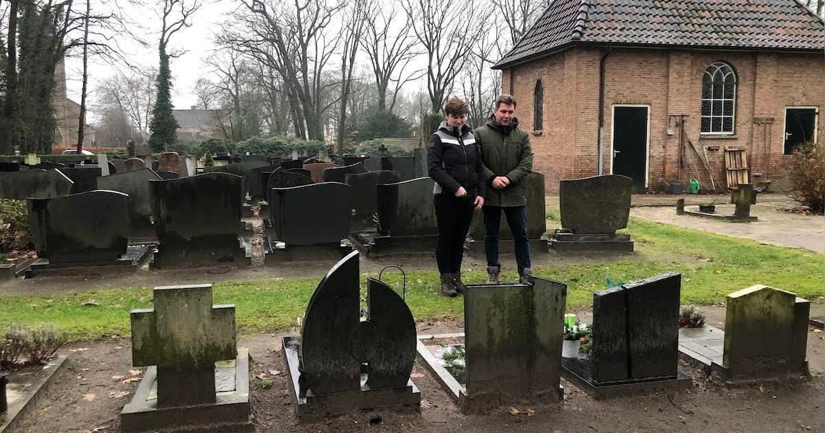 In een rieten mand werd kleine Tom bij zijn moeder op schoot naar zijn ...