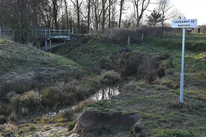 Vrachtwagens vol zand uit Maasheggen maken scheuren in bruggetje | Land ...