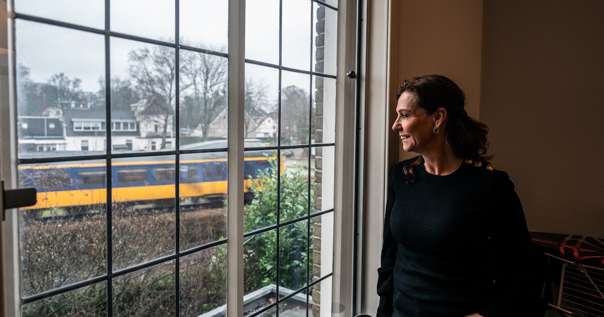 Mieke ligt te schudden in haar bed als er wéér een goederentrein ...