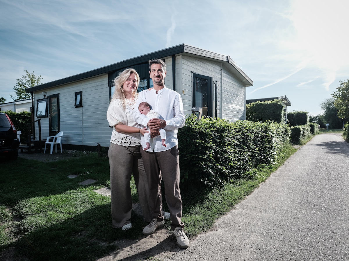 Jong gezin woont illegaal op vakantiepark, dan valt die brief op de mat ...
