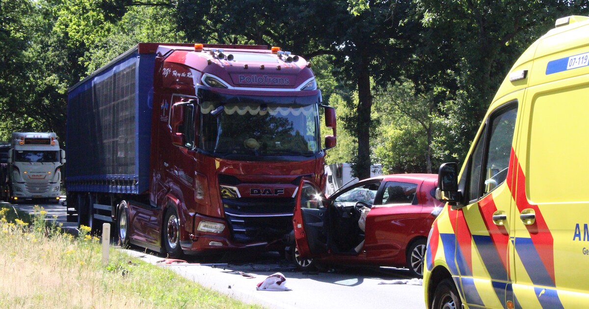 Twee gewonden bij frontale botsing vrachtwagen en auto op N224 | Regio ...