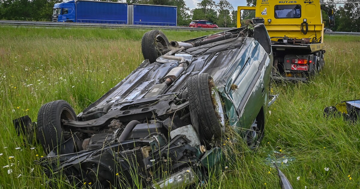 Auto vliegt uit de bocht en belandt op zijn kop in het gras | 112 ...