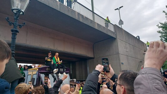 Go Ahead Eagles-spits Victor Edvardsen toont spandoek met Wouter Goes ...