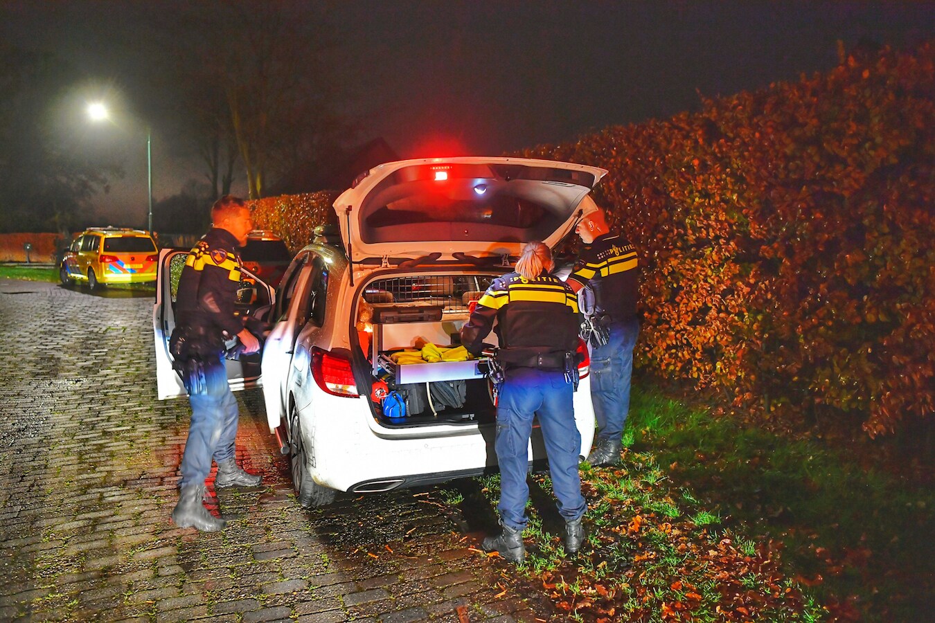 Man steekt zijn broer dood voor de ogen van hun vader | Foto ...