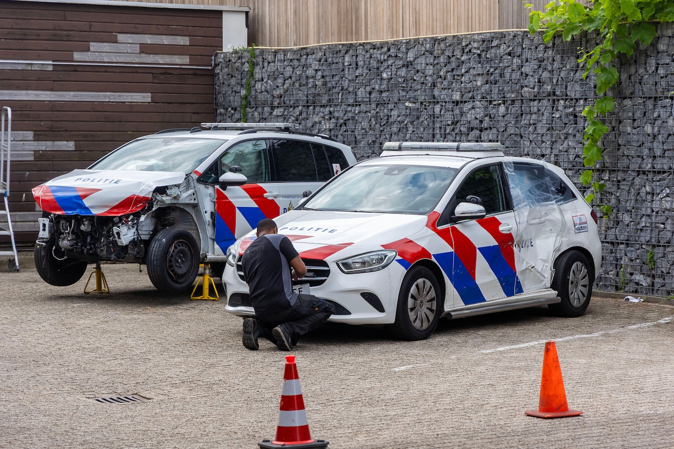 Deuren, spiegels, bumpers: via politiegarage rijden kapotte politieauto ...