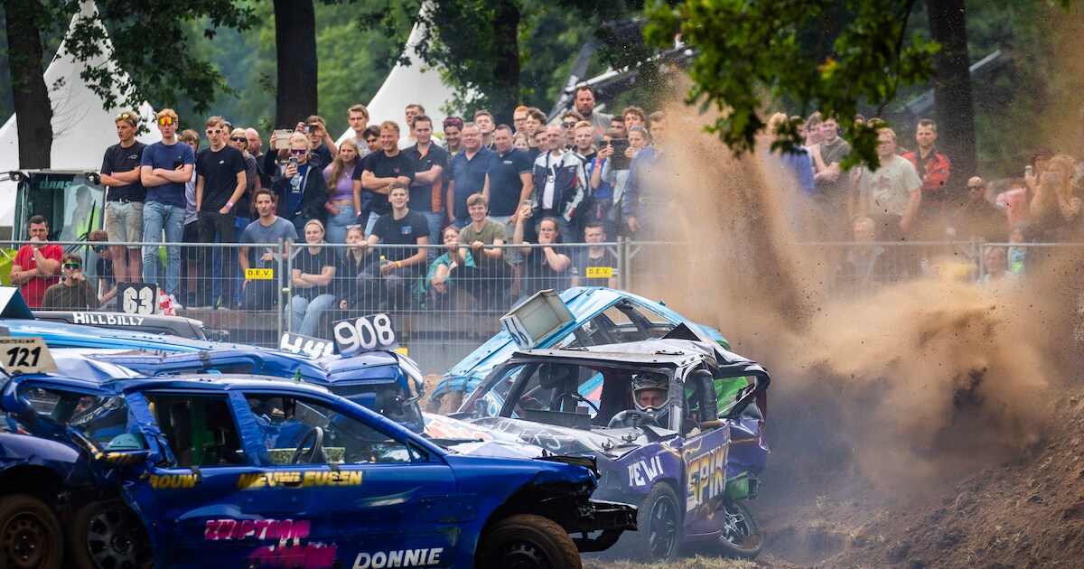 In Beeld | Racen, botsen en spektakel op Crazy Car Crash in Bentelo ...