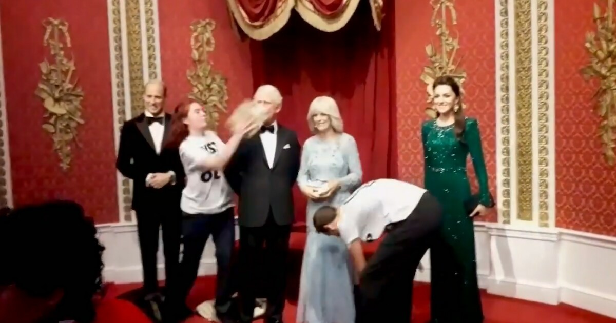 Milieuactivisten gooien taart in gezicht van wassen beeld koning ...