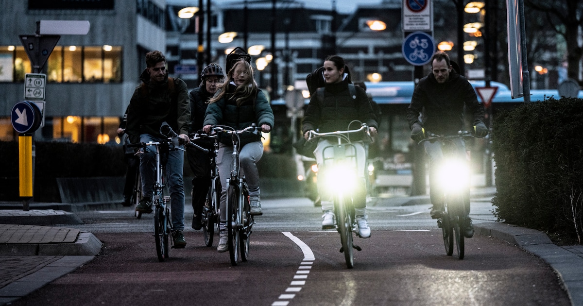Klachten over super felle fietsverlichting: ‘Mensen zijn zich er niet ...
