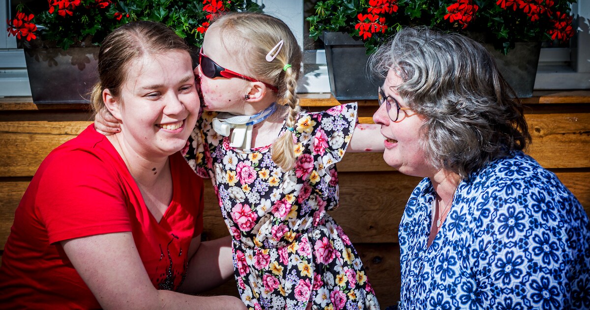 Danielle heeft een huid zo kwetsbaar als een vlinder, zelfs knuffelen ...
