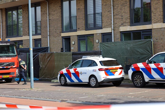 Twee personen overleden na steekpartij in Hoofddorp, twee agenten ...