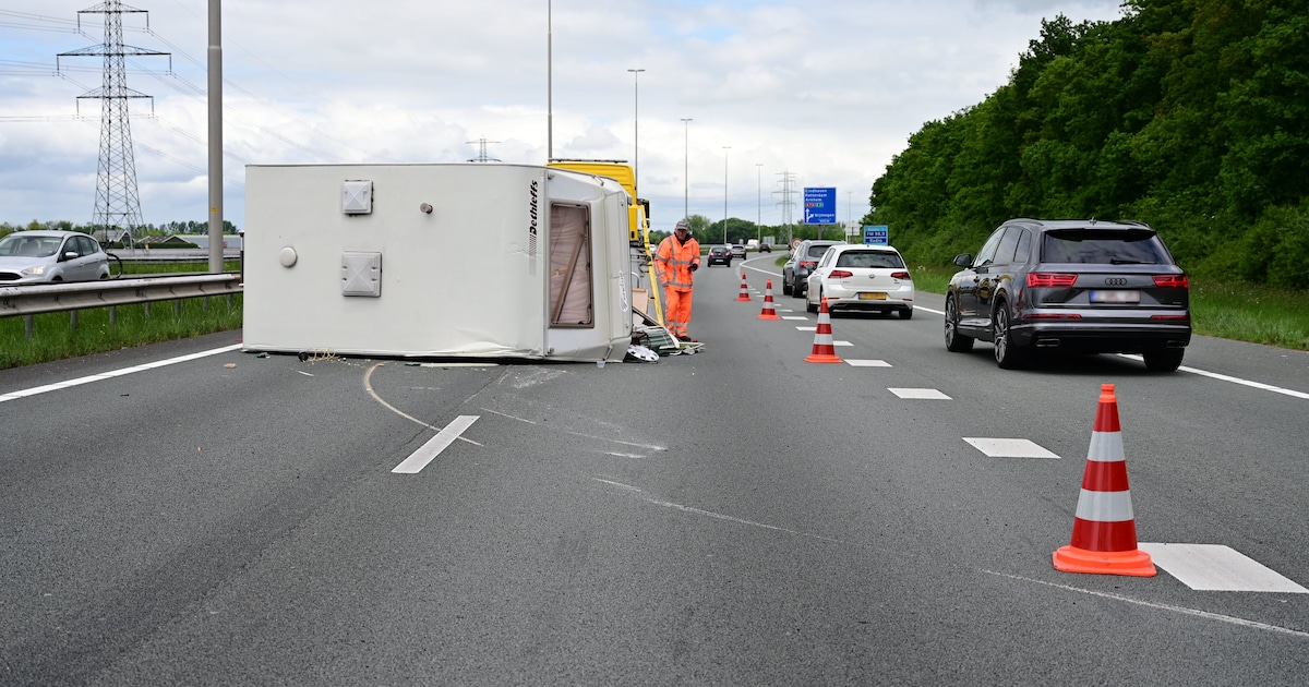 Caravan breekt na ongeval op A73 bij Bijsterhuizen | Regio | De ...