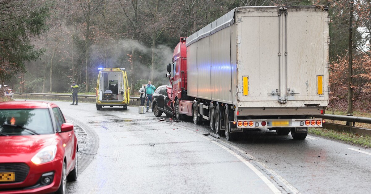 Automobilist (47) overlijdt bij frontale botsing met vrachtwagen | Overijssel | gelderlander.nl