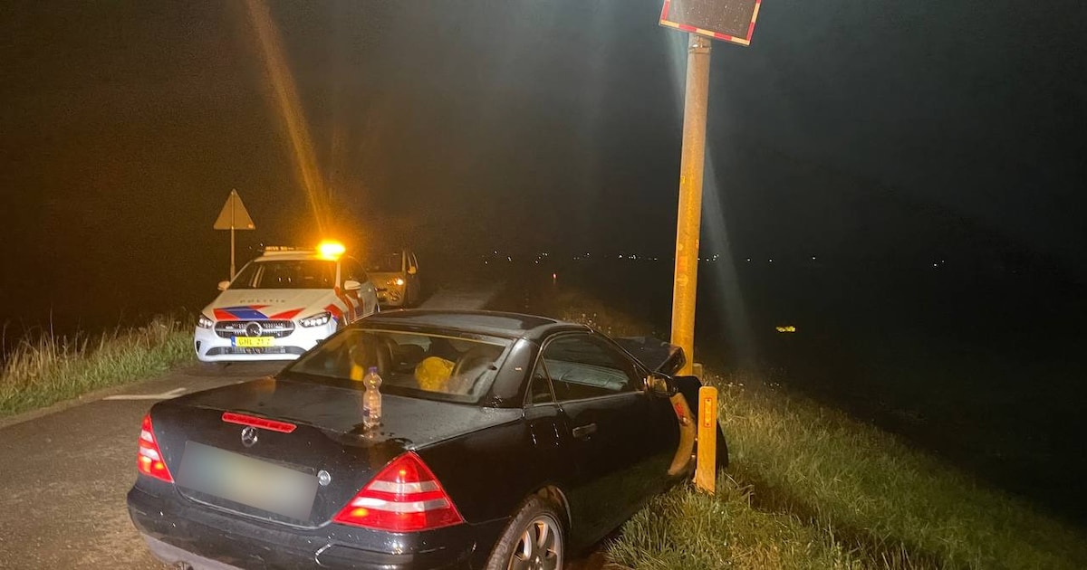 Auto crasht op paal langs weg in Leuth | Regio | De Gelderlander.nl