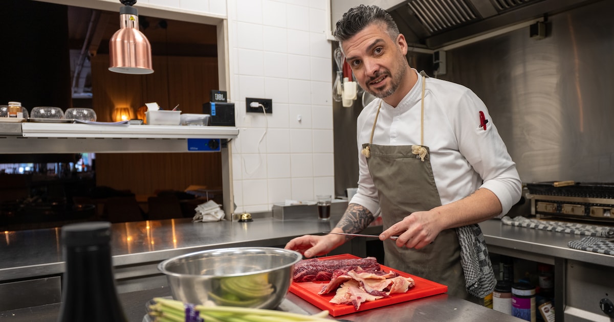 Chef-kok Ron van Gaia’s in Oosterbeek wordt er door Belgische gasten op ...