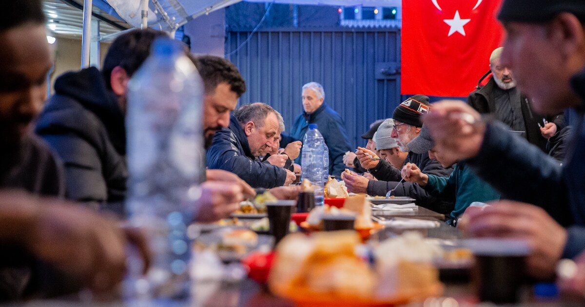 Iftar met wel 300 eters, veel meer mensen vinden deze ramadan weg naar ...