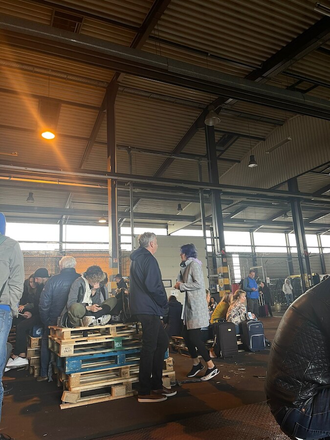 Verdacht pakketje in Weeze, nu wachten Julia en Romy in een ...