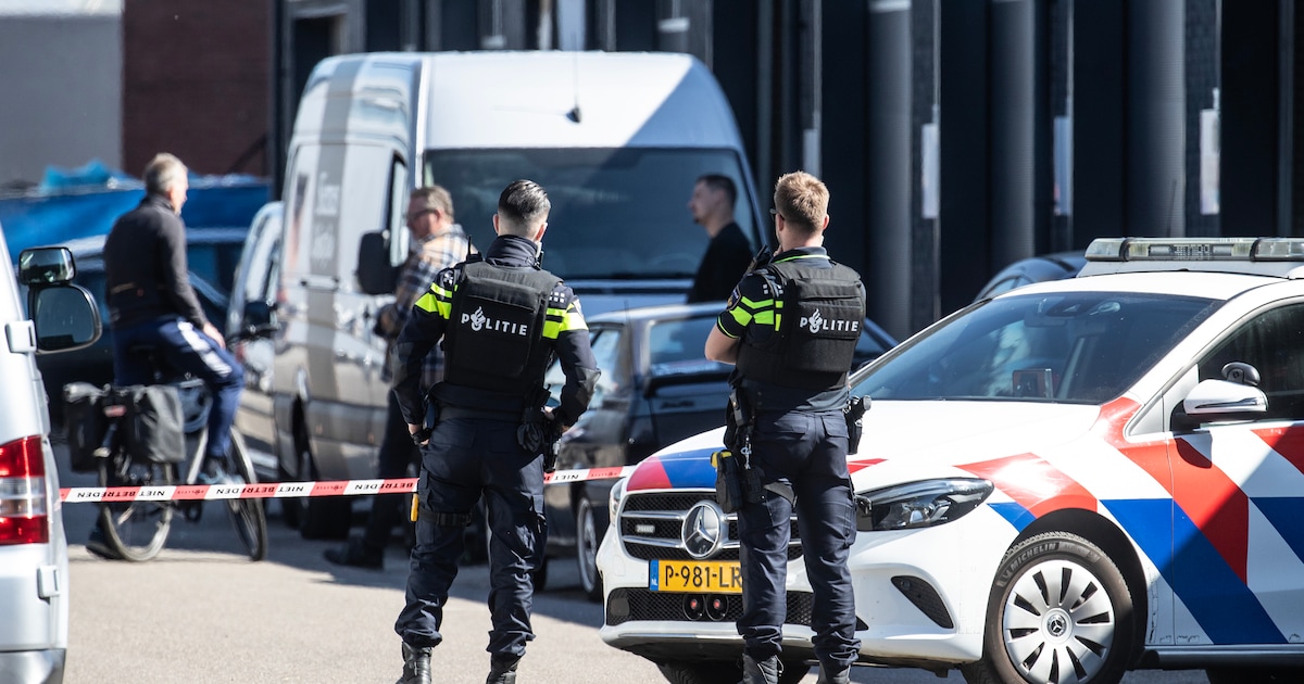 Agenten springen uit een wit busje en houden vier mensen aan, mogelijk ...
