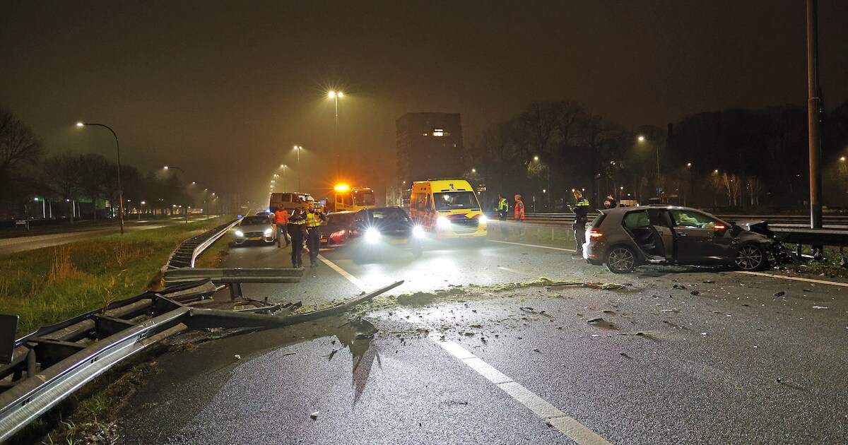 Auto rijdt door vangrail en crasht op A59 na achtervolging, bestuurder ...