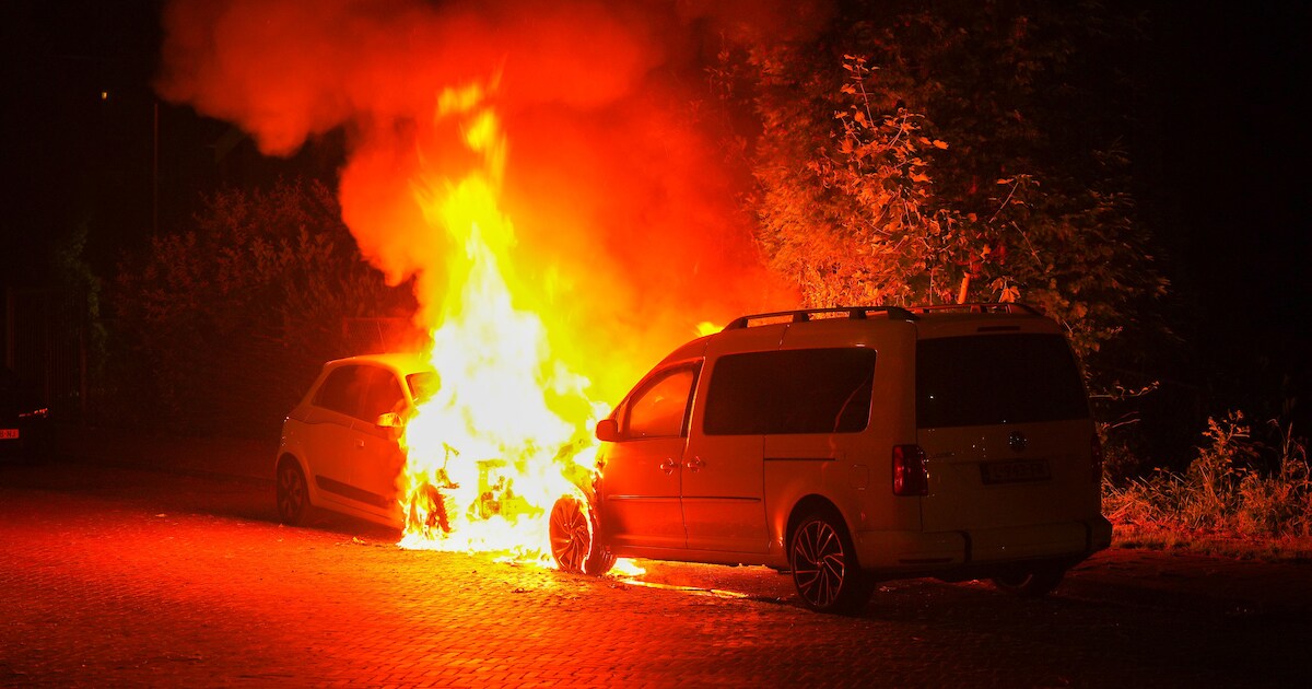 Vier auto's gaan vlammen op in één nacht in Arnhem: ‘verdachten rennen ...