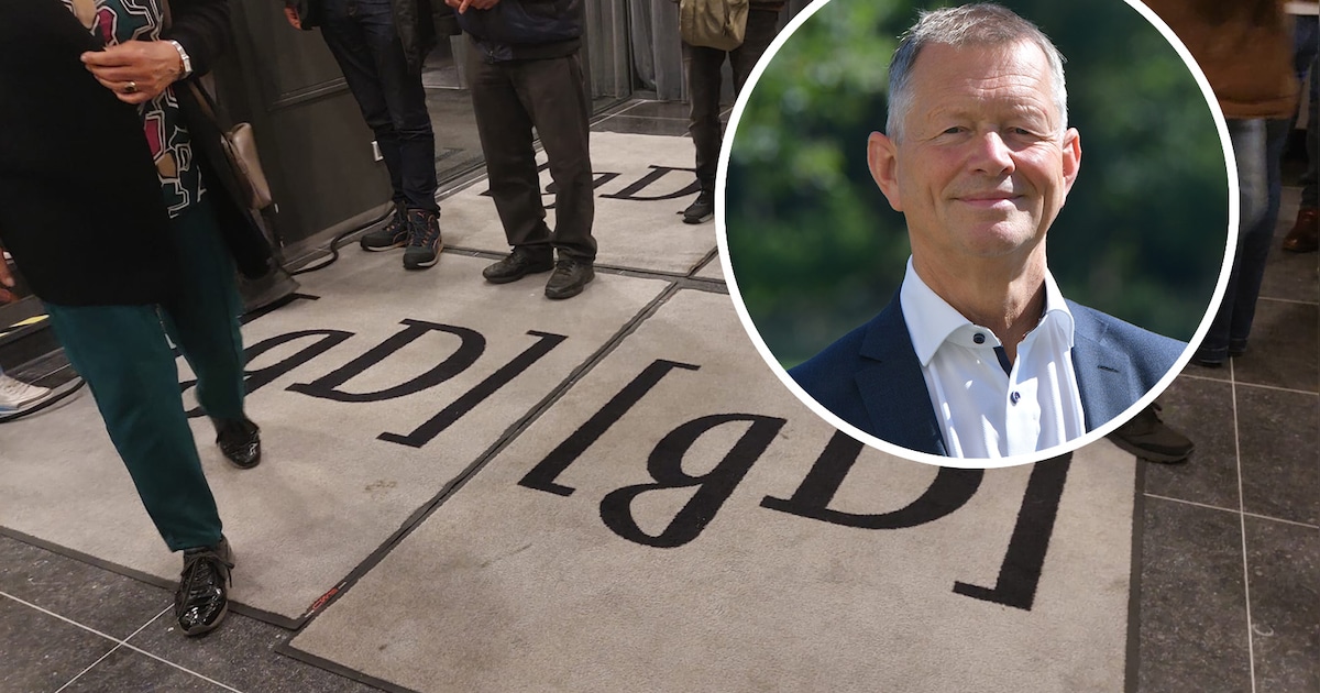 Wethouder valt in gemeentehuis door korrels tégen gladheid en scheurt ...