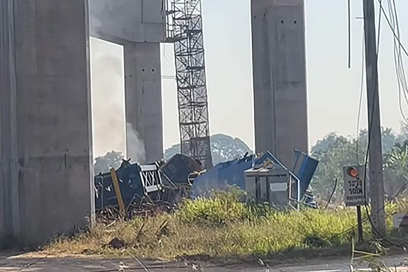 19 doden en 80 gewonden nadat bouwkraan op passerende trein valt in ...