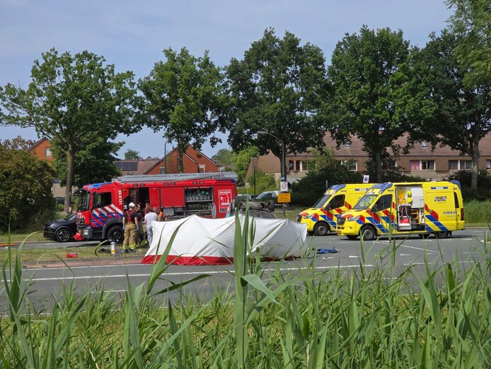 Motorrijder overlijdt bij ernstig ongeluk: auto op de kop, bestuurder ...