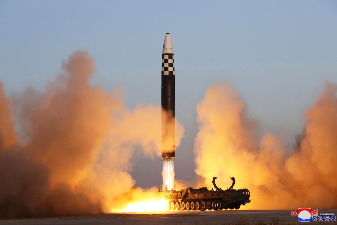 Noord-Korea vuurt ballistische raket af richting Japan | Foto ...