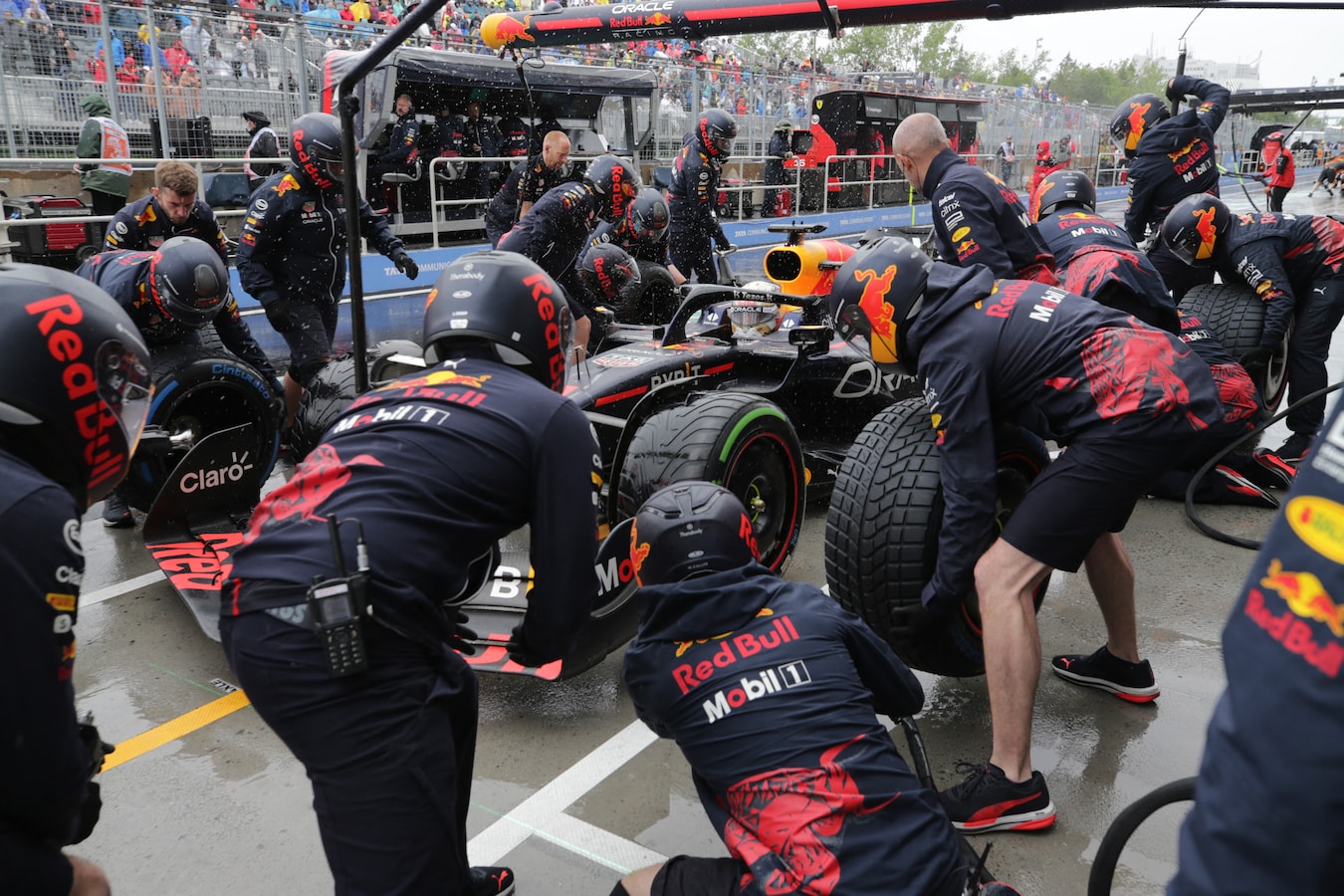 Spinnende Max Verstappen komt tijdens verregende vrije training niet ...