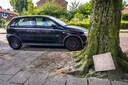 Ashley (19) pakt man die auto’s vernielt, past armklem toe en wacht ...
